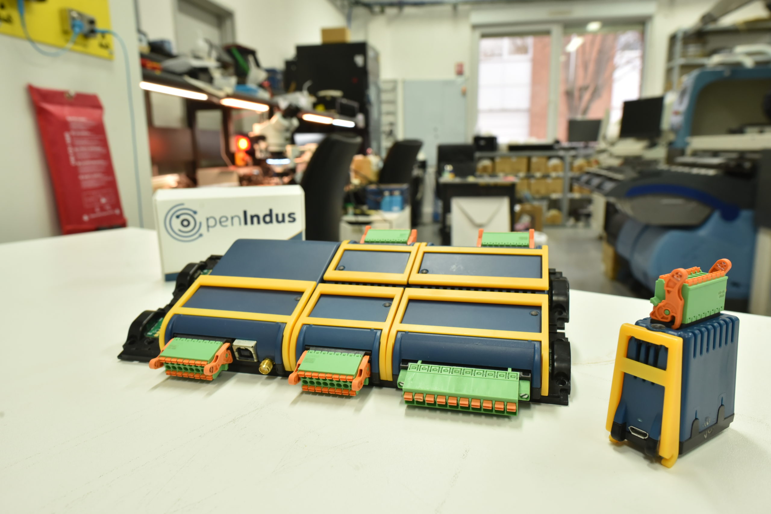 Automate industriel programmable modulaire miniature et connect